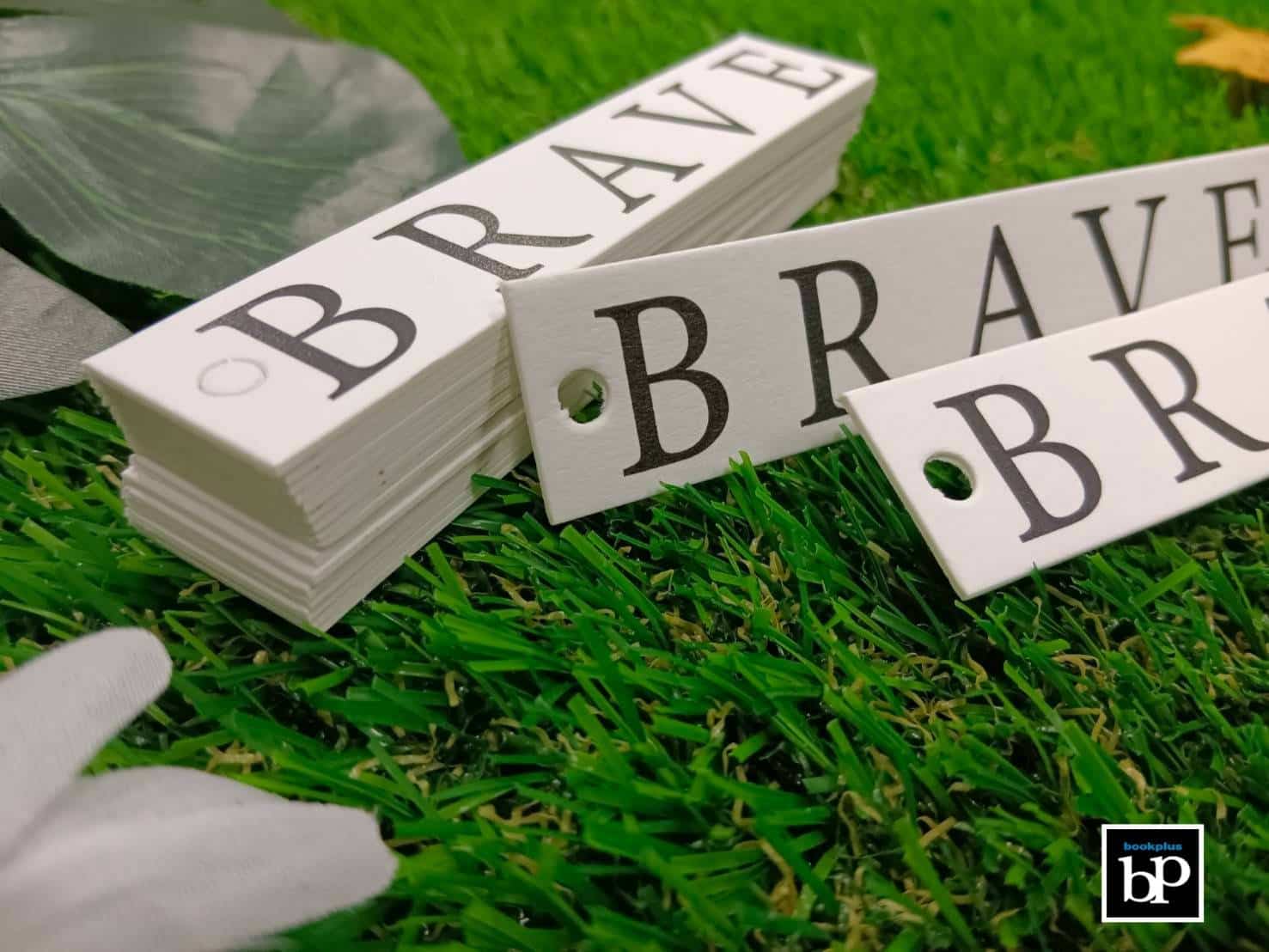 ตัวอย่างงานพิมพ์ ป้าย TAG BRAVE - โรงพิมพ์ดิจิตอล BookPlus โรงพิมพ์ราคาถูก