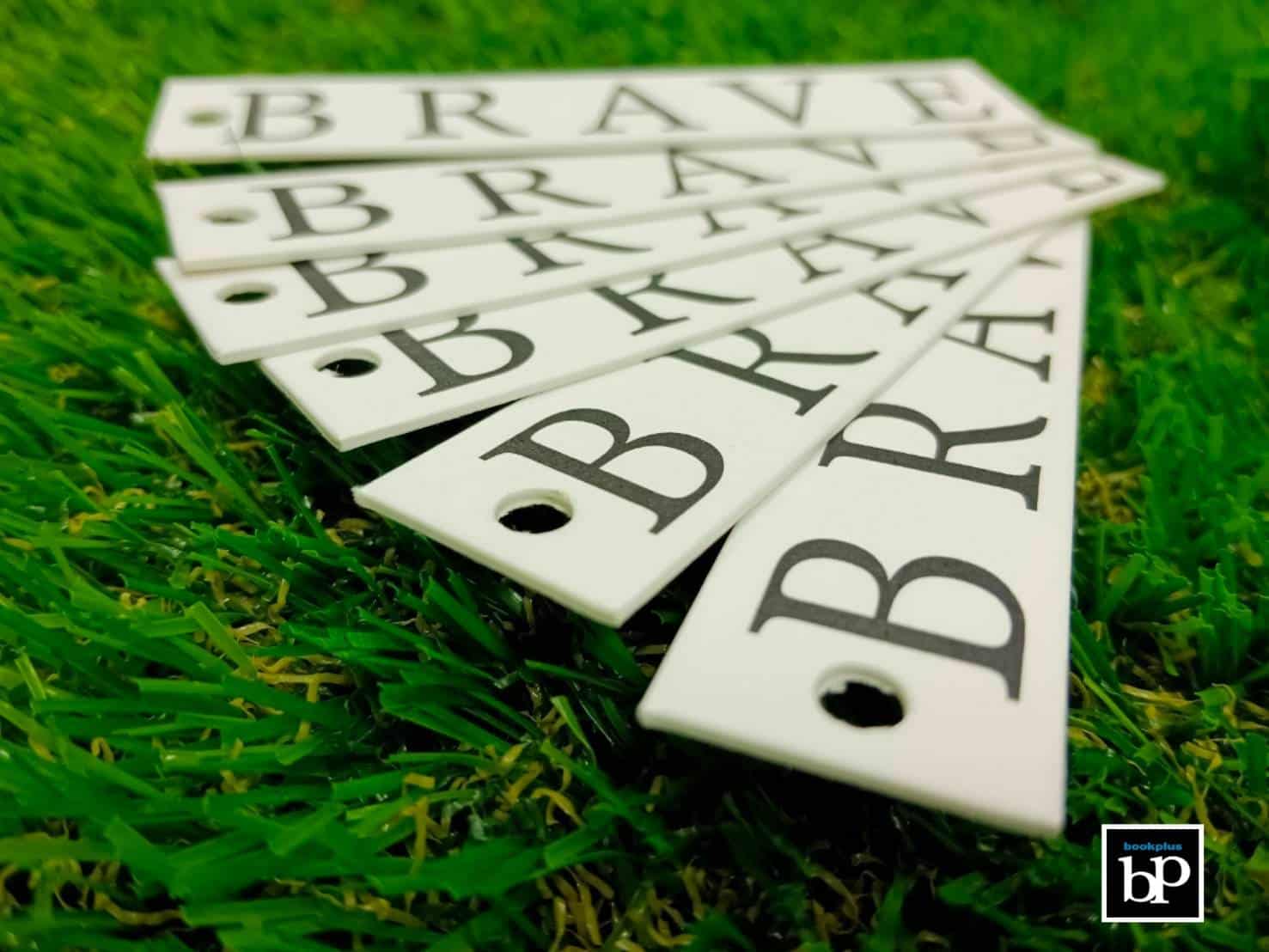 ตัวอย่างงานพิมพ์ ป้าย TAG BRAVE - โรงพิมพ์ดิจิตอล BookPlus โรงพิมพ์ราคาถูก